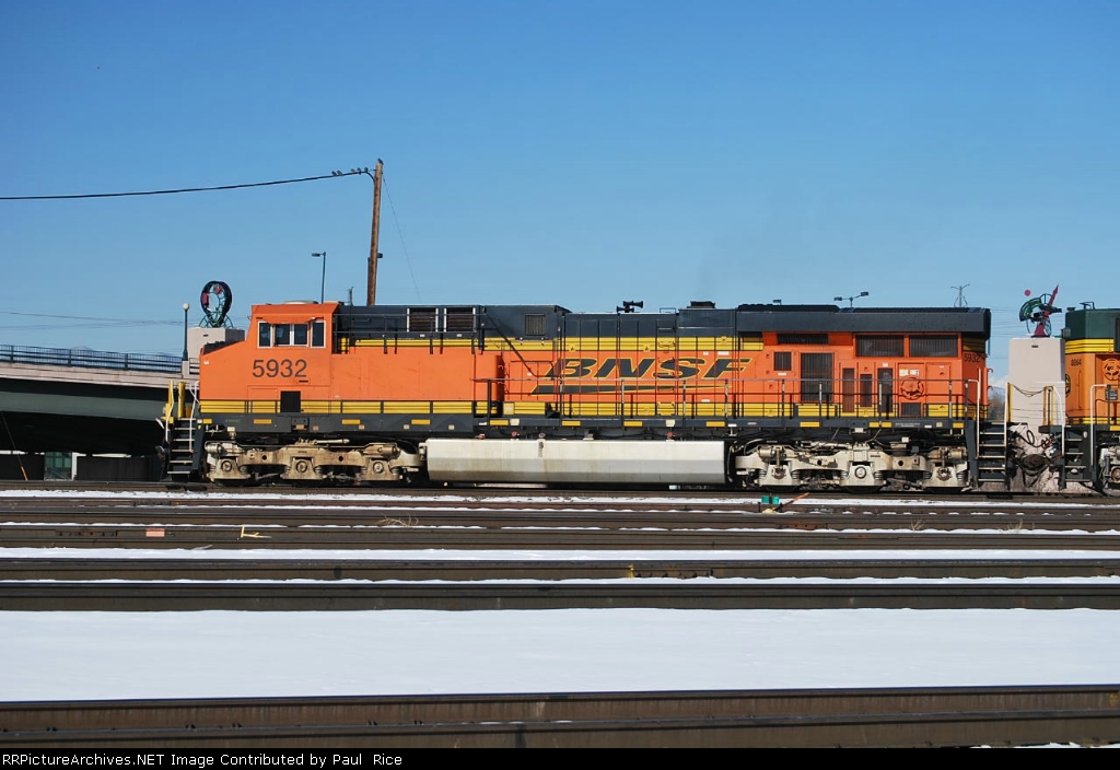 BNSF 5932